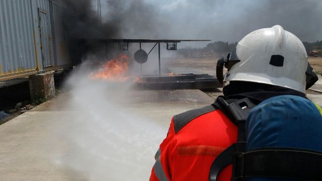 Training fireman Aircraft fire fighting CN